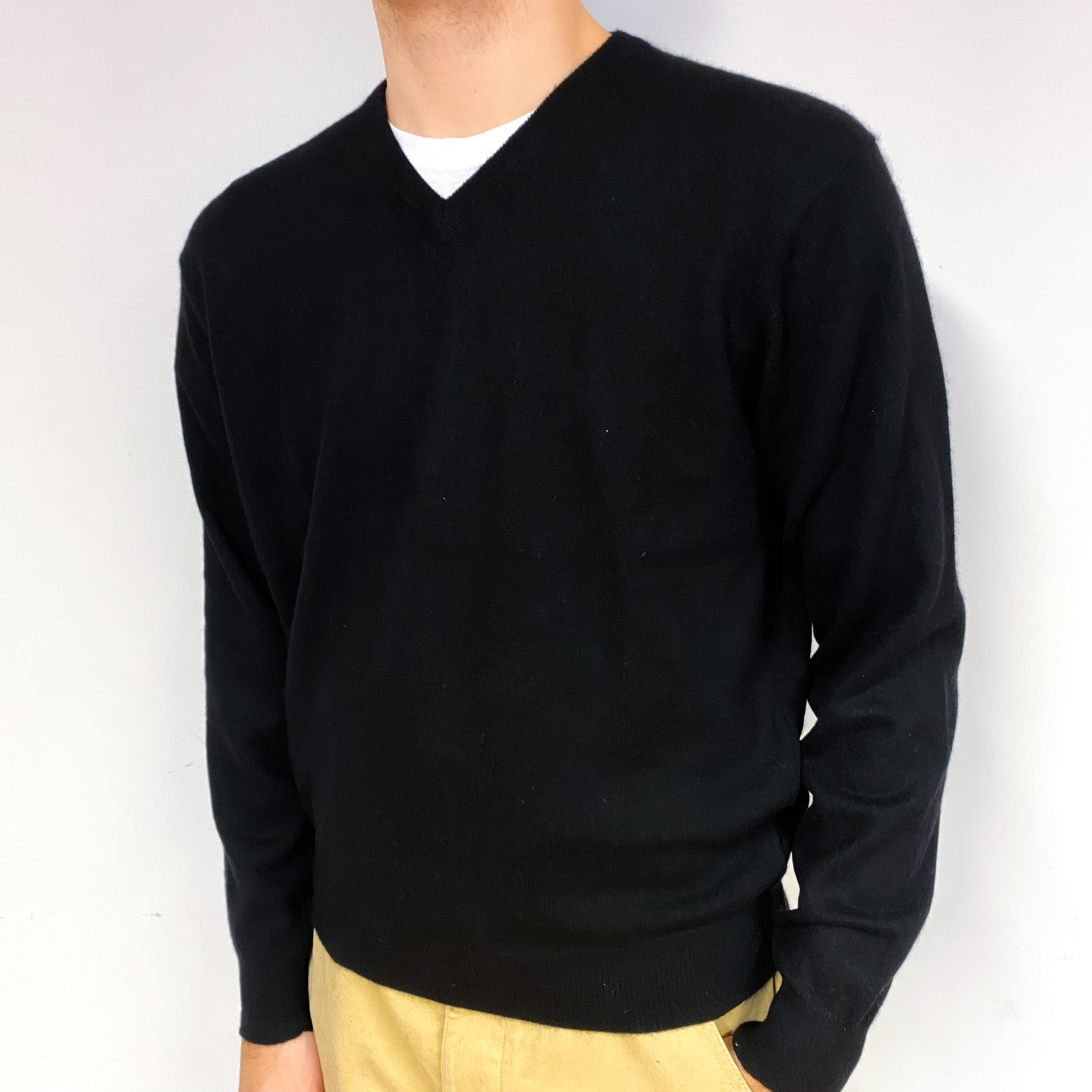 Men's Black Cashmere V-Neck Jumper Large